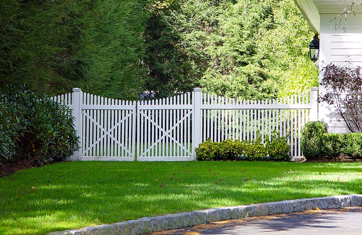 9 Creative & Functional Backyard Fence Ideas for Modern Homes - Garon Fence